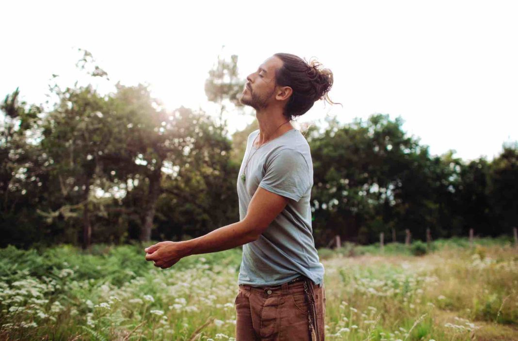 Flo Delavega partage ses envies de « Rêveur Forêveur » : Chronique ...