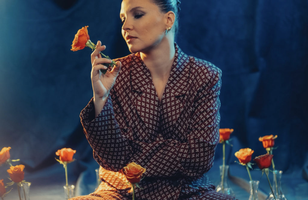 Anne Sila reprend « Nous » de Hervé Vilard - Syma News : votre magazine ...