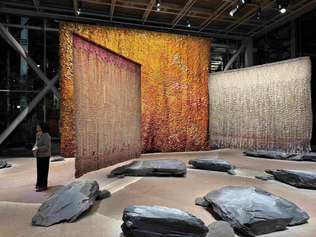 Olga de Amaral : l’art textile sous toutes ses coutures - Syma News ...
